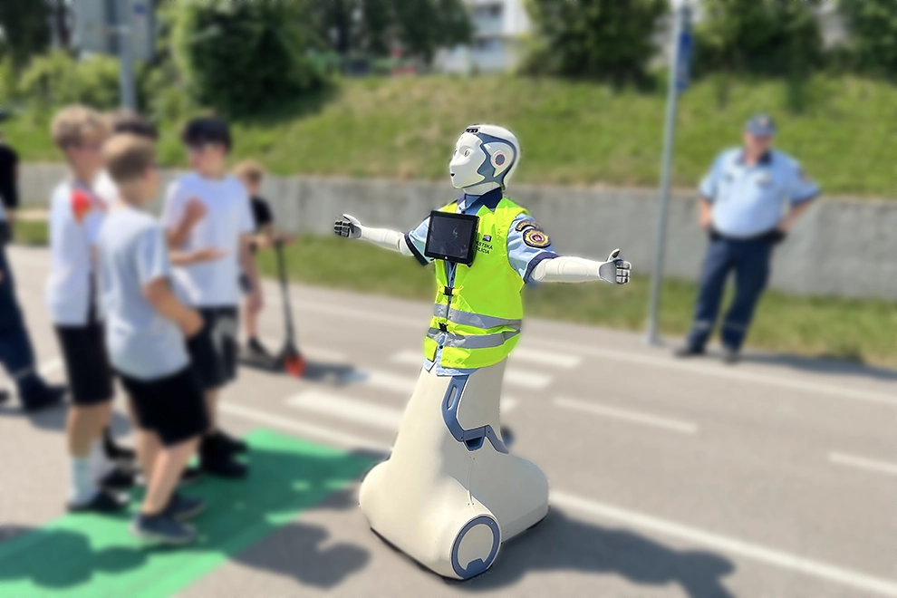 Humanoid robot tested for safer traffic | Halmstad University